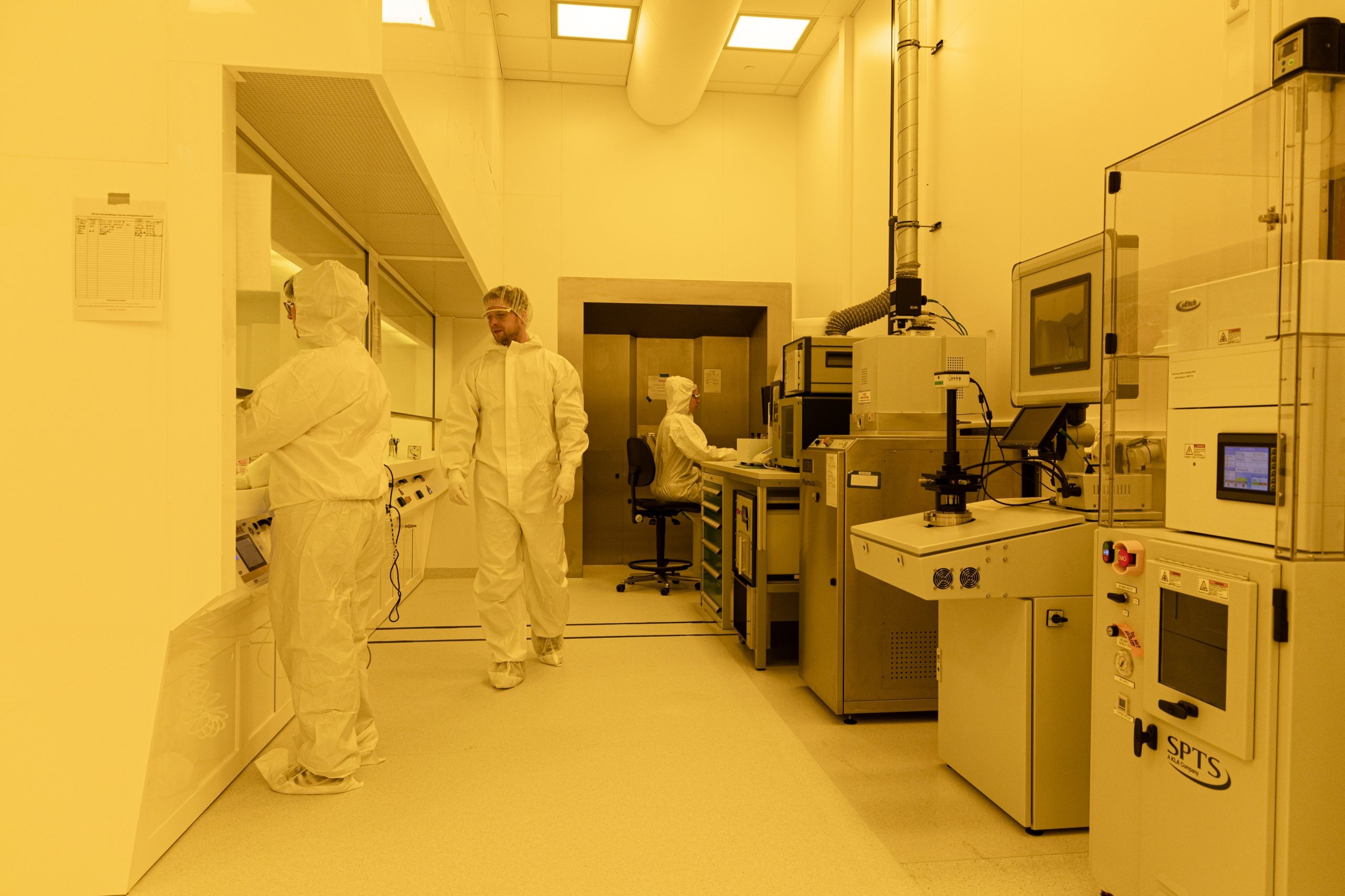 AMOLF opens upgraded NanoLab and says farewell to Hans Zeijlemaker - AMOLF