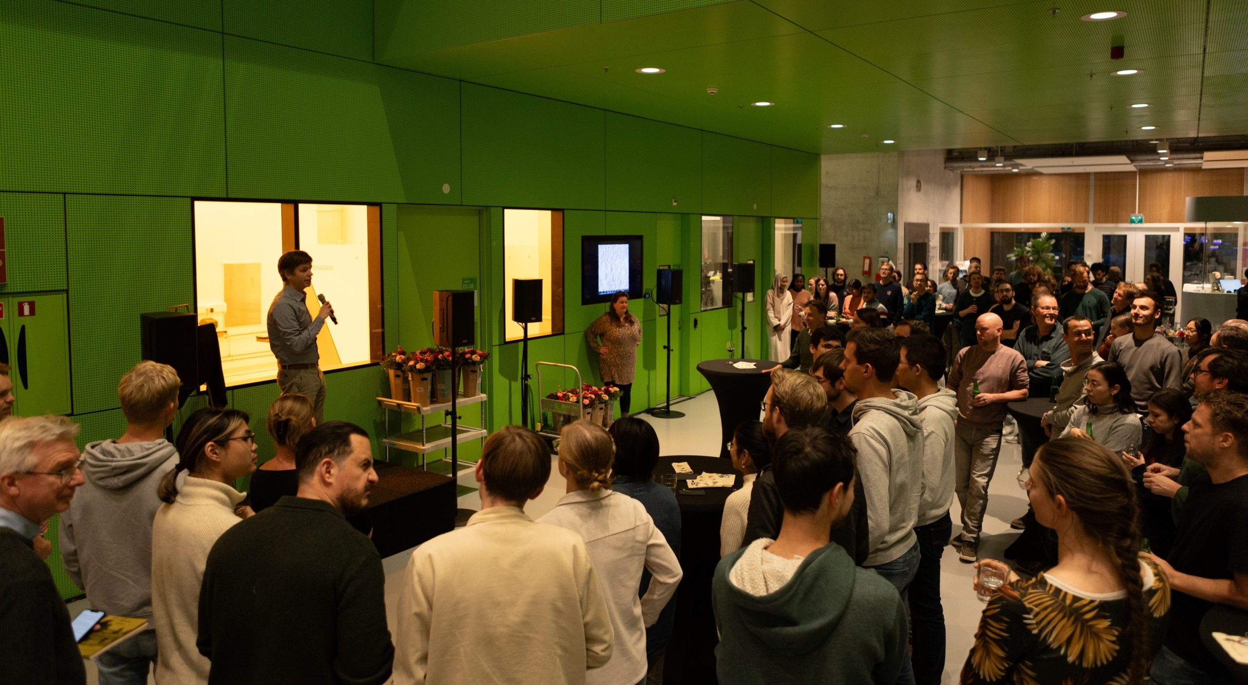 AMOLF opens upgraded NanoLab and says farewell to Hans Zeijlemaker - AMOLF