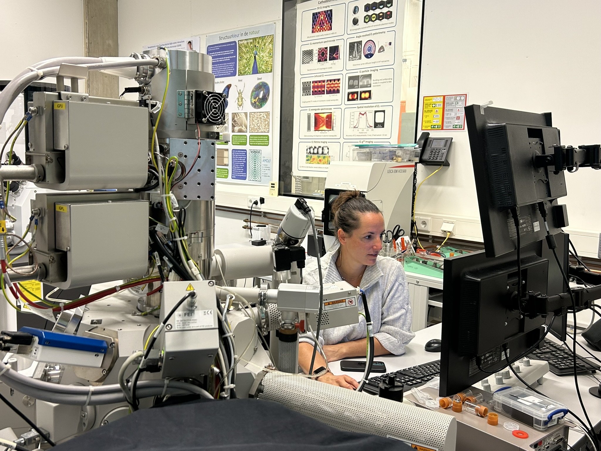 Tiny thermometers: measuring heat flow dissipating via nanoparticles ...